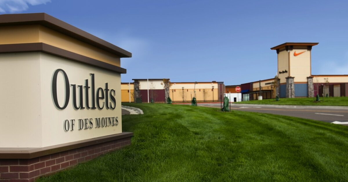 Retail Outlet Signage: Leading the Way